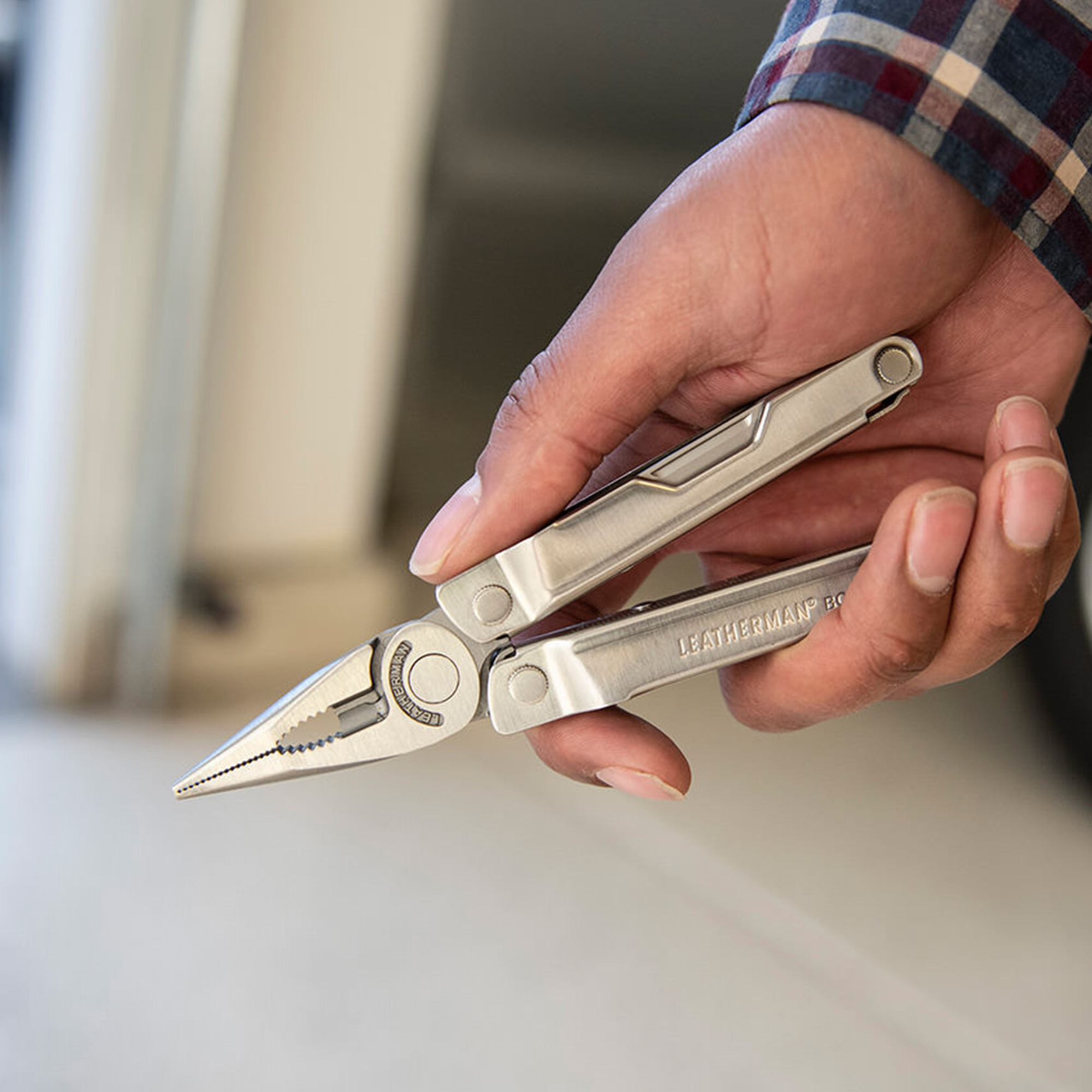 Leatherman Bond™ | Multi Tool | 14 Tools | Lightweight Compact Design | Engravable | 25 Year ...